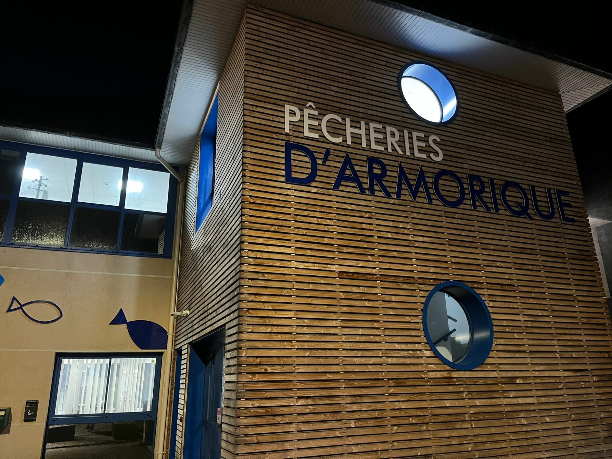 Les Pêcheries d'Armorique modernisent leur façade - Groupe Le Graët