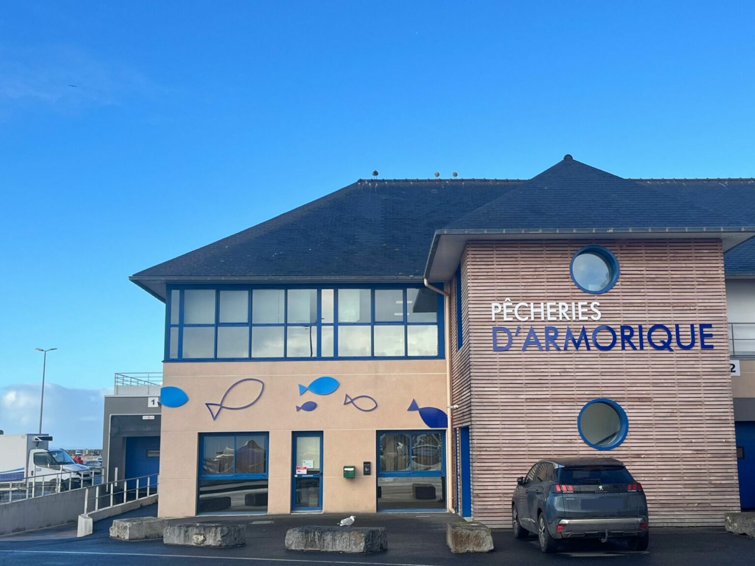 Les Pêcheries d'Armorique modernisent leur façade - Groupe Le Graët